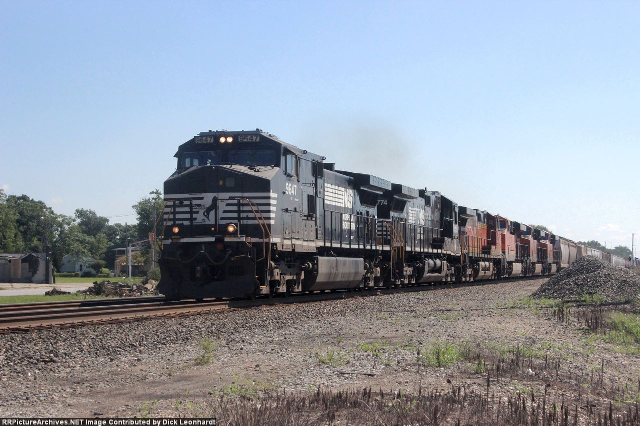 NS 9647, 8774 and four BNSFs